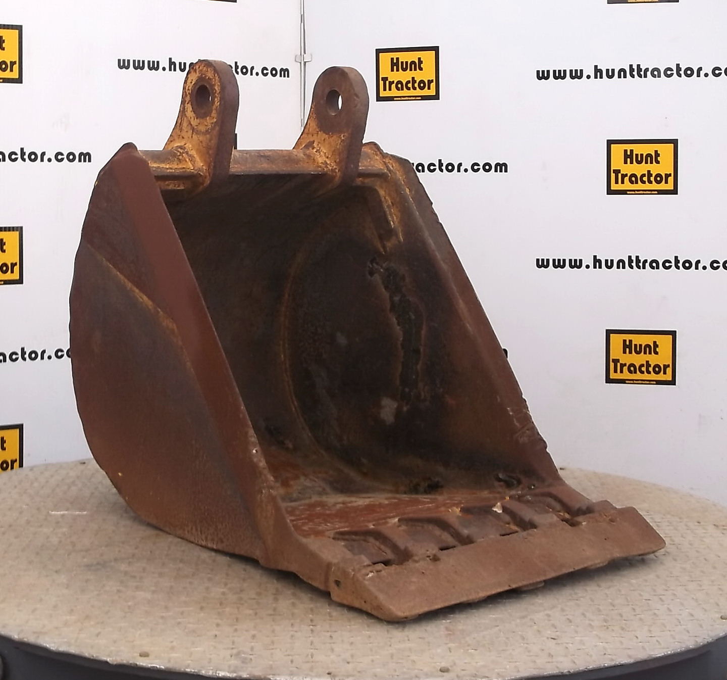 Attachment Zone - Used 24" Case 580L Pin-On Backhoe Bucket For Sale