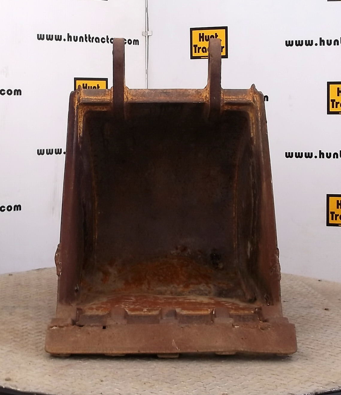 Attachment Zone - Used 24" Case 580L Pin-On Backhoe Bucket For Sale