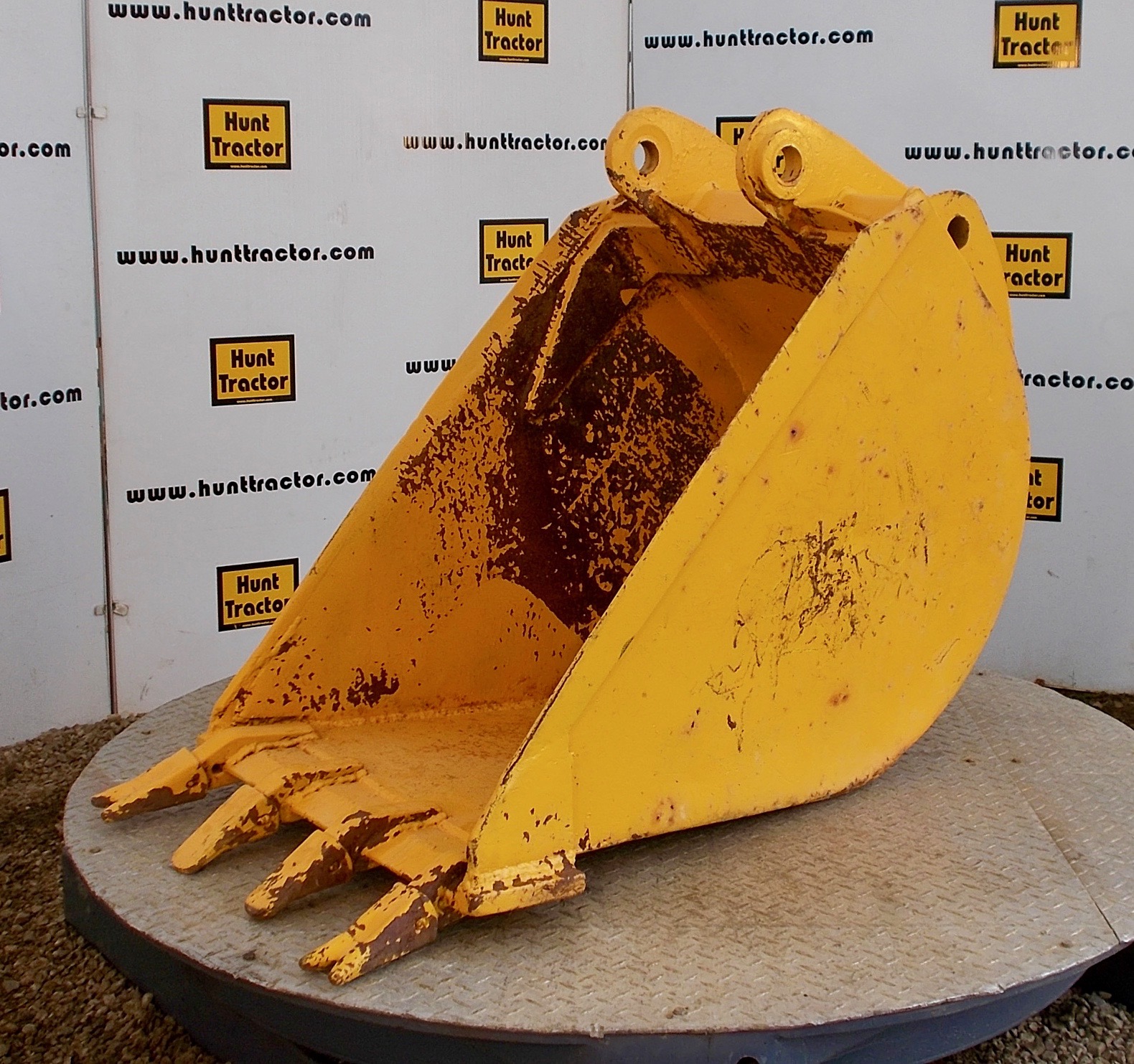 Attachment Zone - Used 24" Case 680 Pin-On Backhoe Bucket For Sale