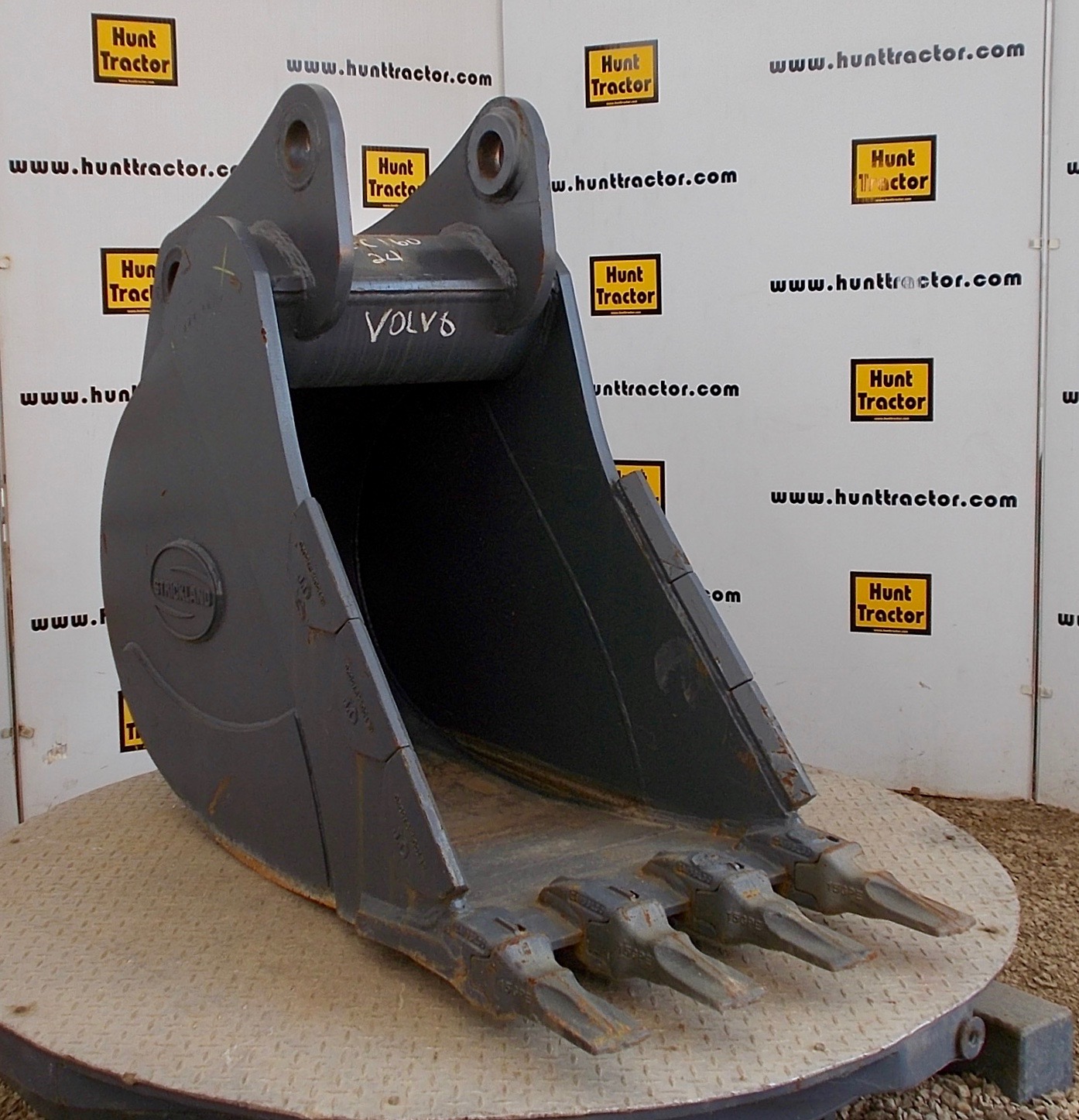 Attachment Zone - New 24" Volvo EC160B Pin-On Excavator Bucket For Sale
