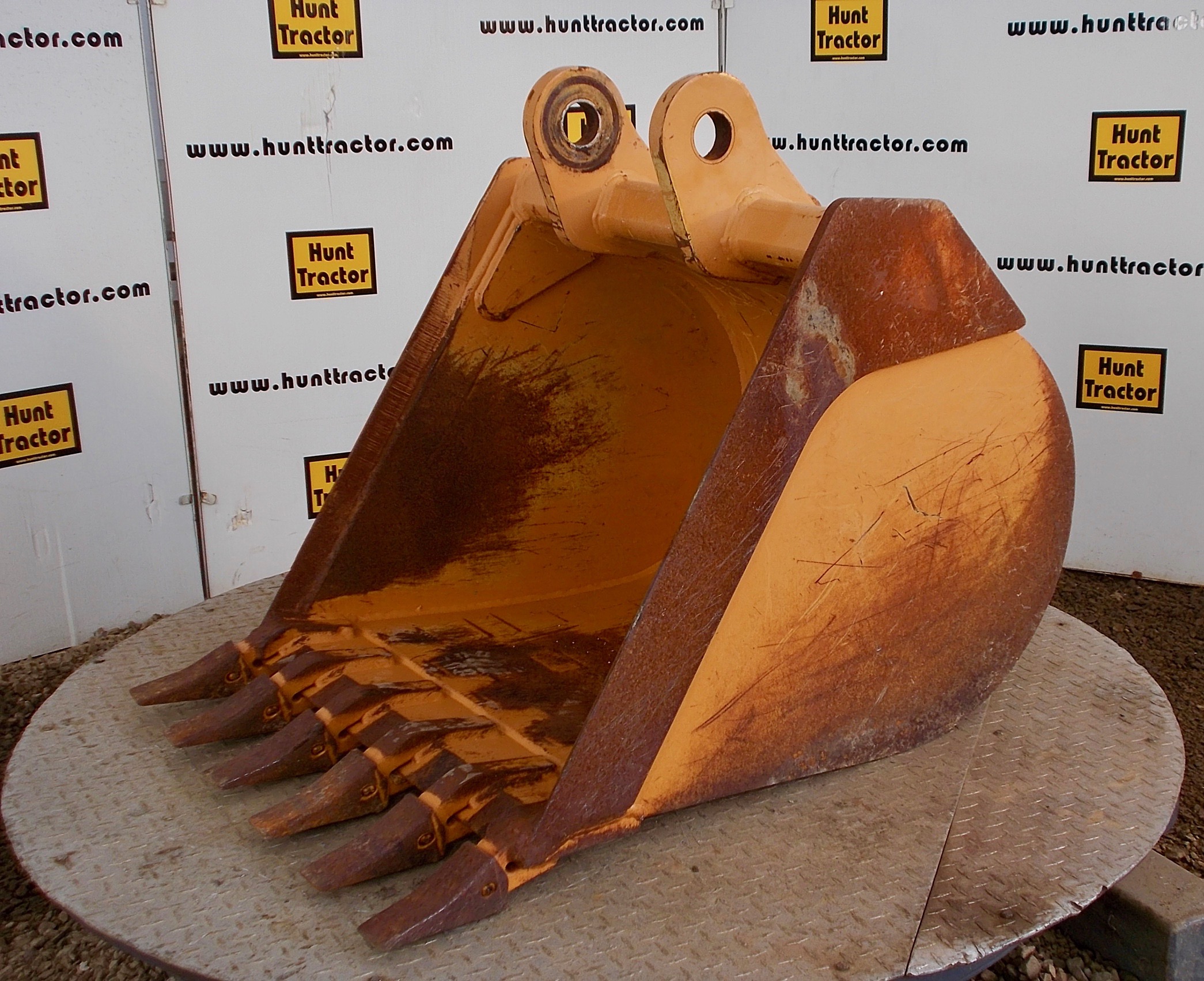 Attachment Zone - Used 30" Case 580SN Pin-On Backhoe Bucket For Sale