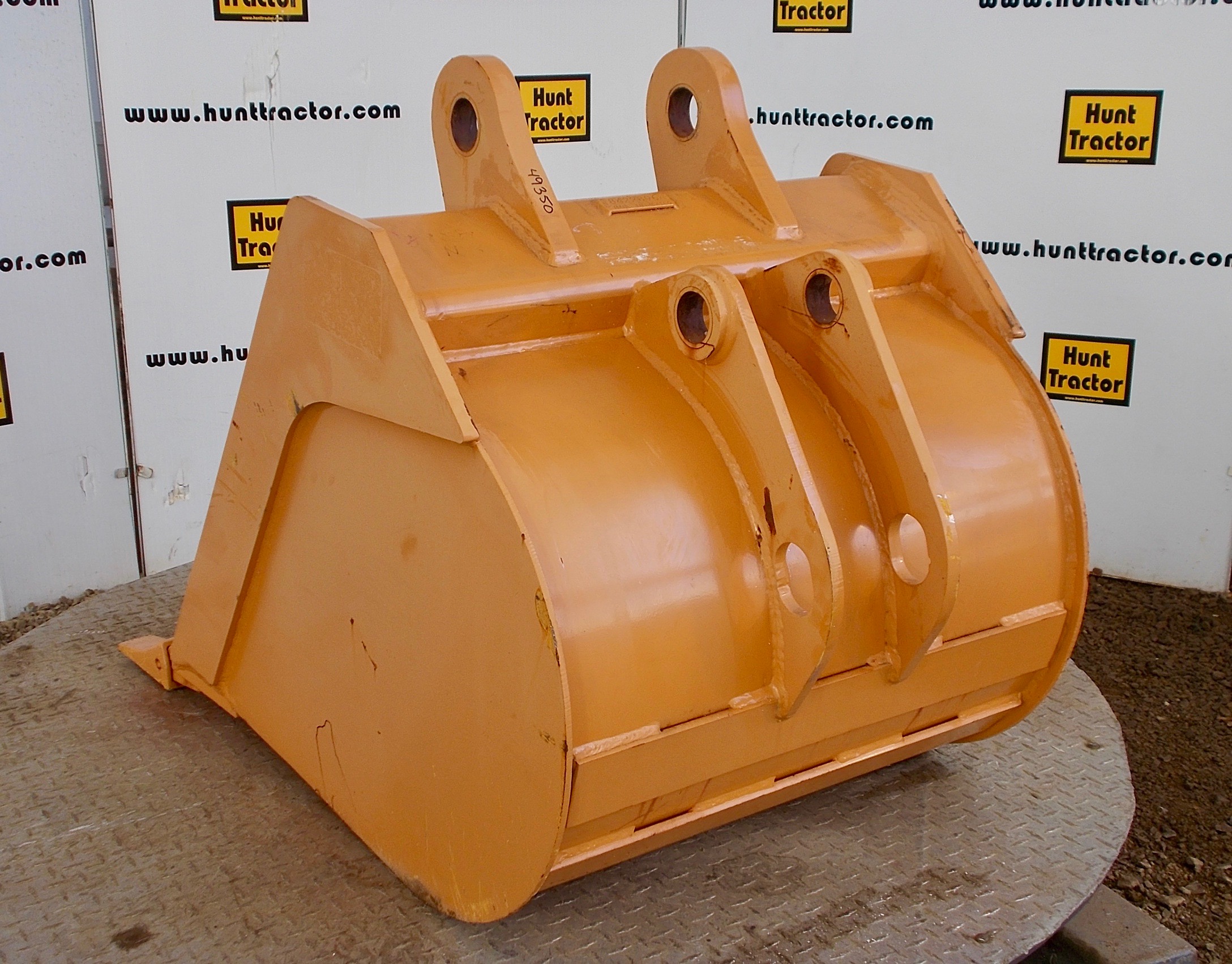 Attachment Zone - New 30" Case 580SN Pin-On Backhoe Bucket For Sale
