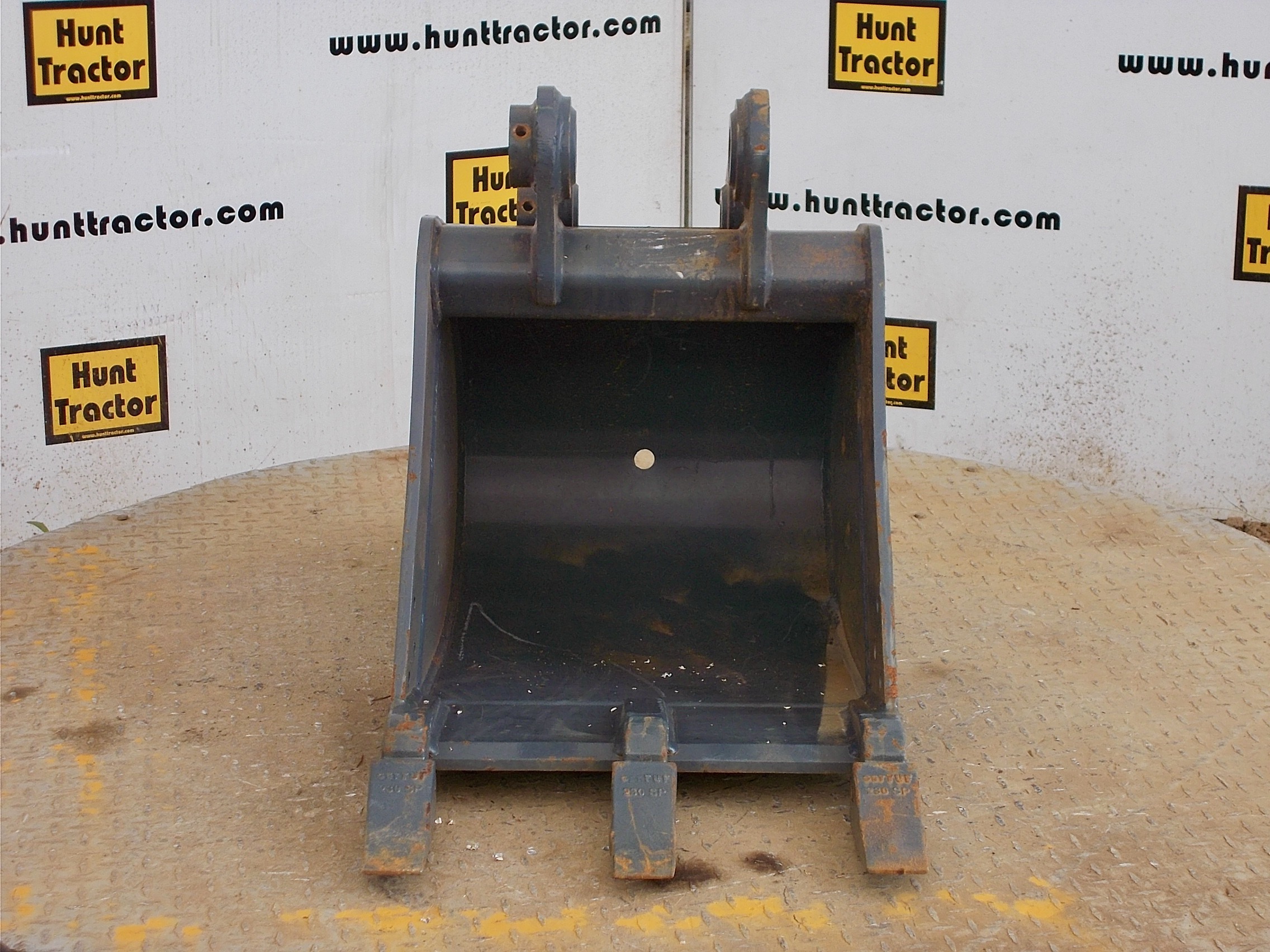 Attachment Zone - New 18" Case CX31B Pin-On Mini-Excavator Bucket For Sale