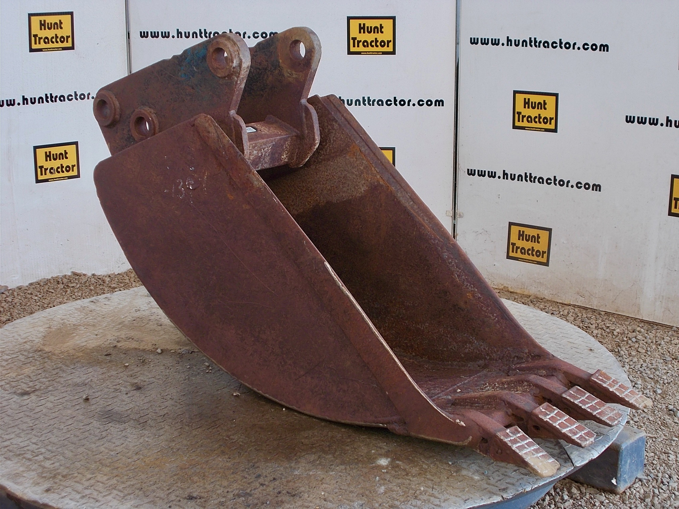 Attachment Zone - Used 16" Ford 555E Pin-On Backhoe Bucket For Sale