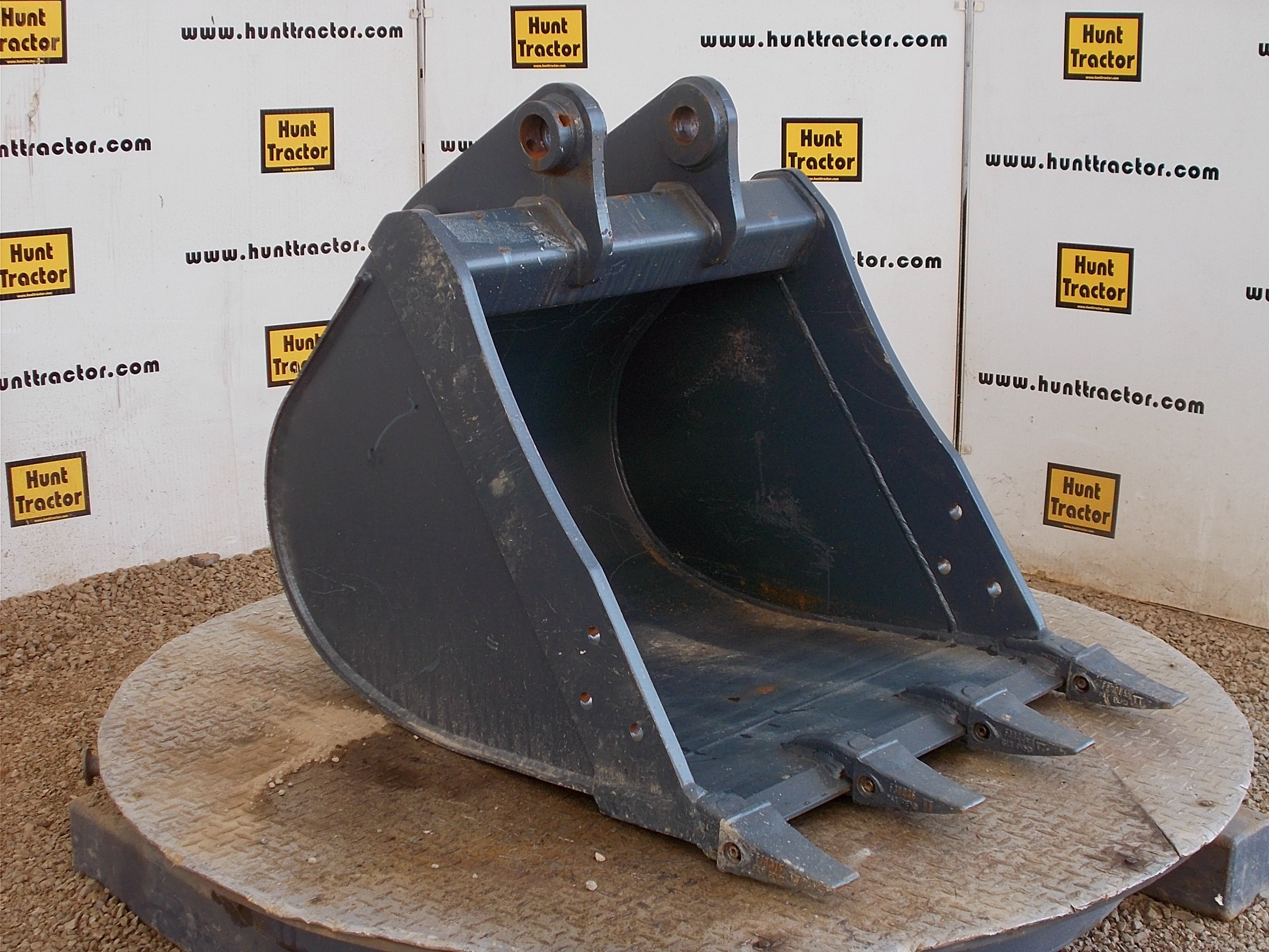 Attachment Zone - New 30" John Deere 75C Pin-On Excavator Bucket For Sale