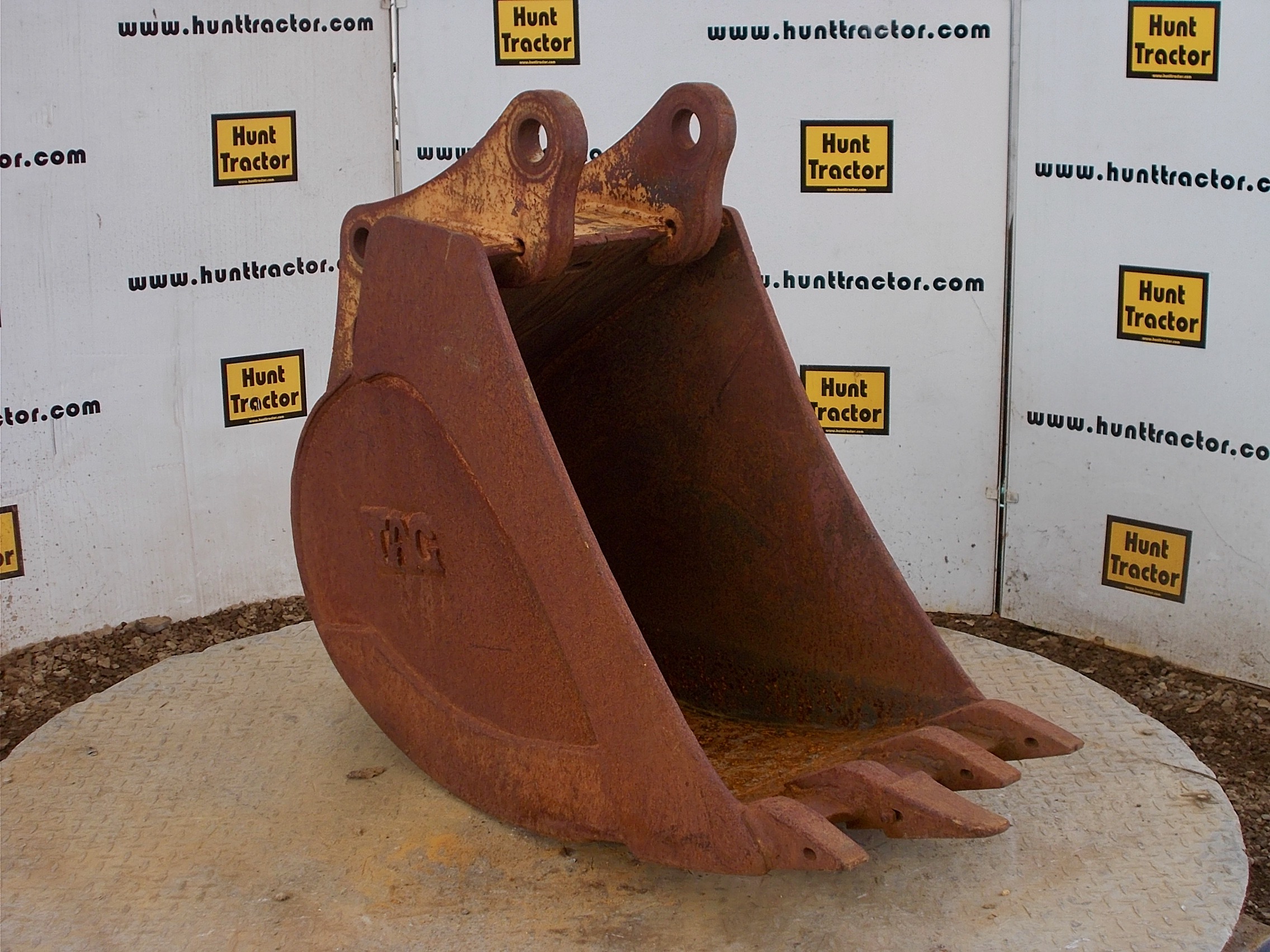 Attachment Zone - Used 18" John Deere 310E Pin-On Backhoe Bucket For Sale