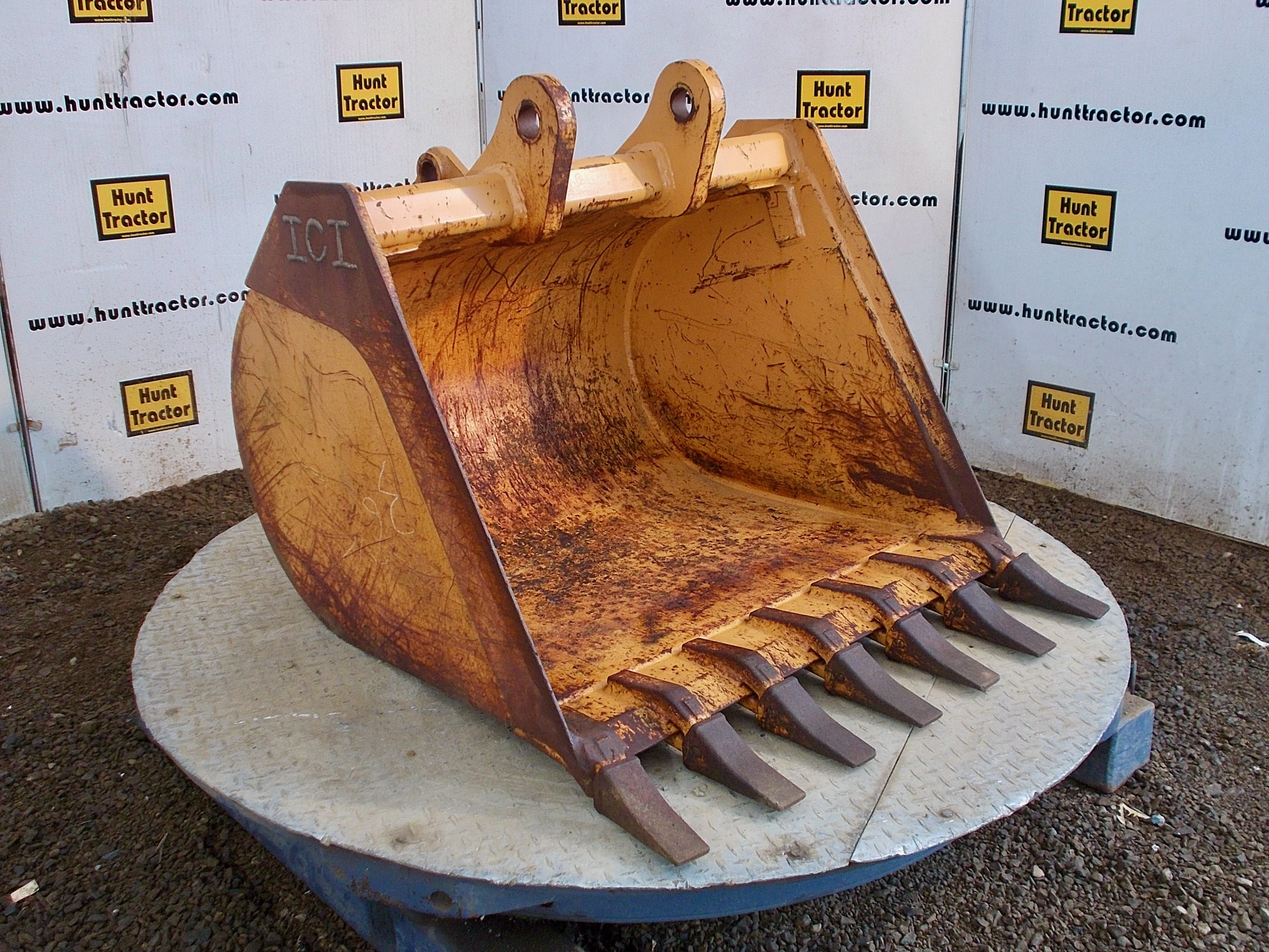 Attachment Zone - Used 36" Case 580L Pin-On Backhoe Bucket For Sale