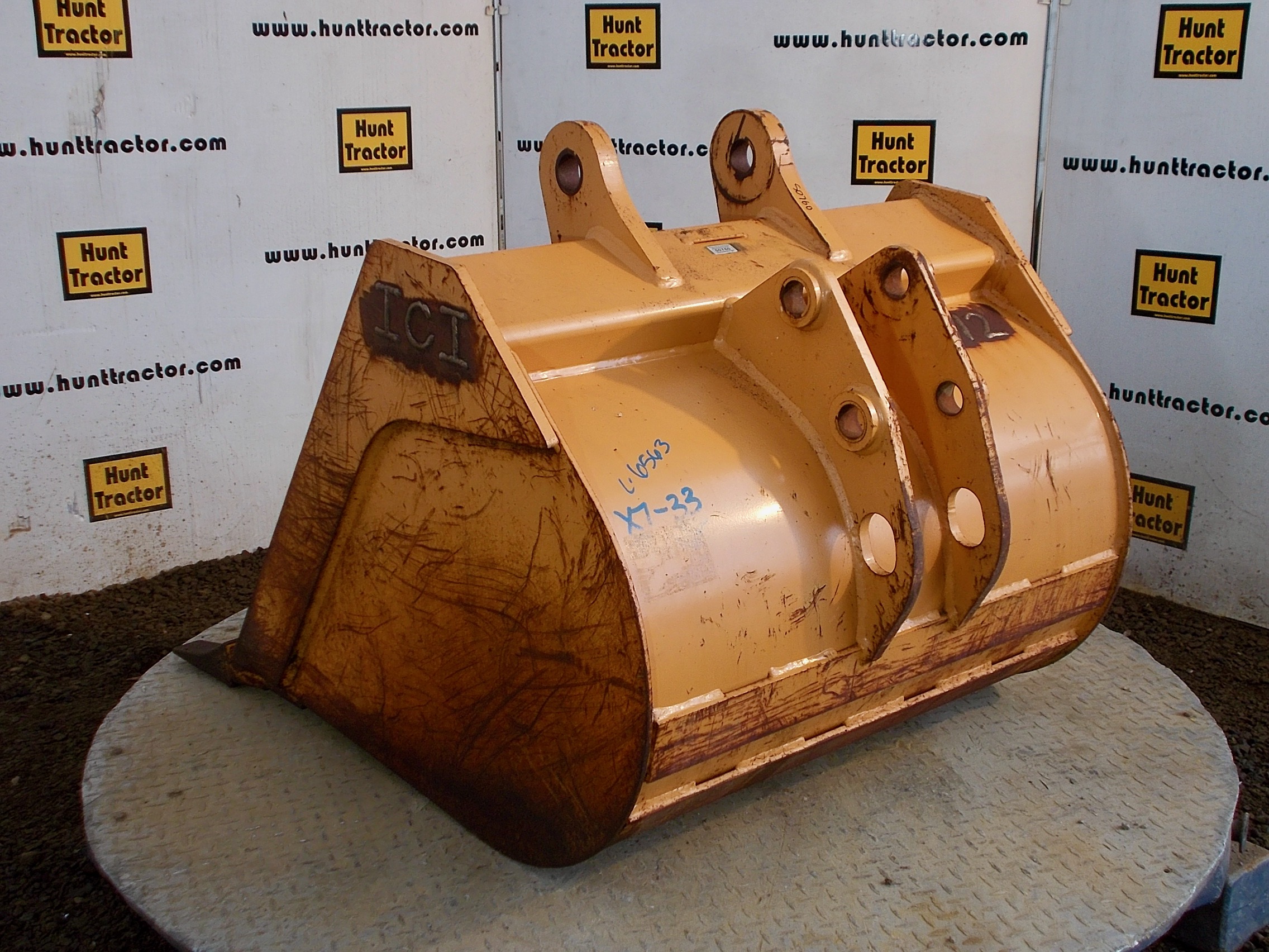 Attachment Zone - Used 36" Case 580L Pin-On Backhoe Bucket For Sale