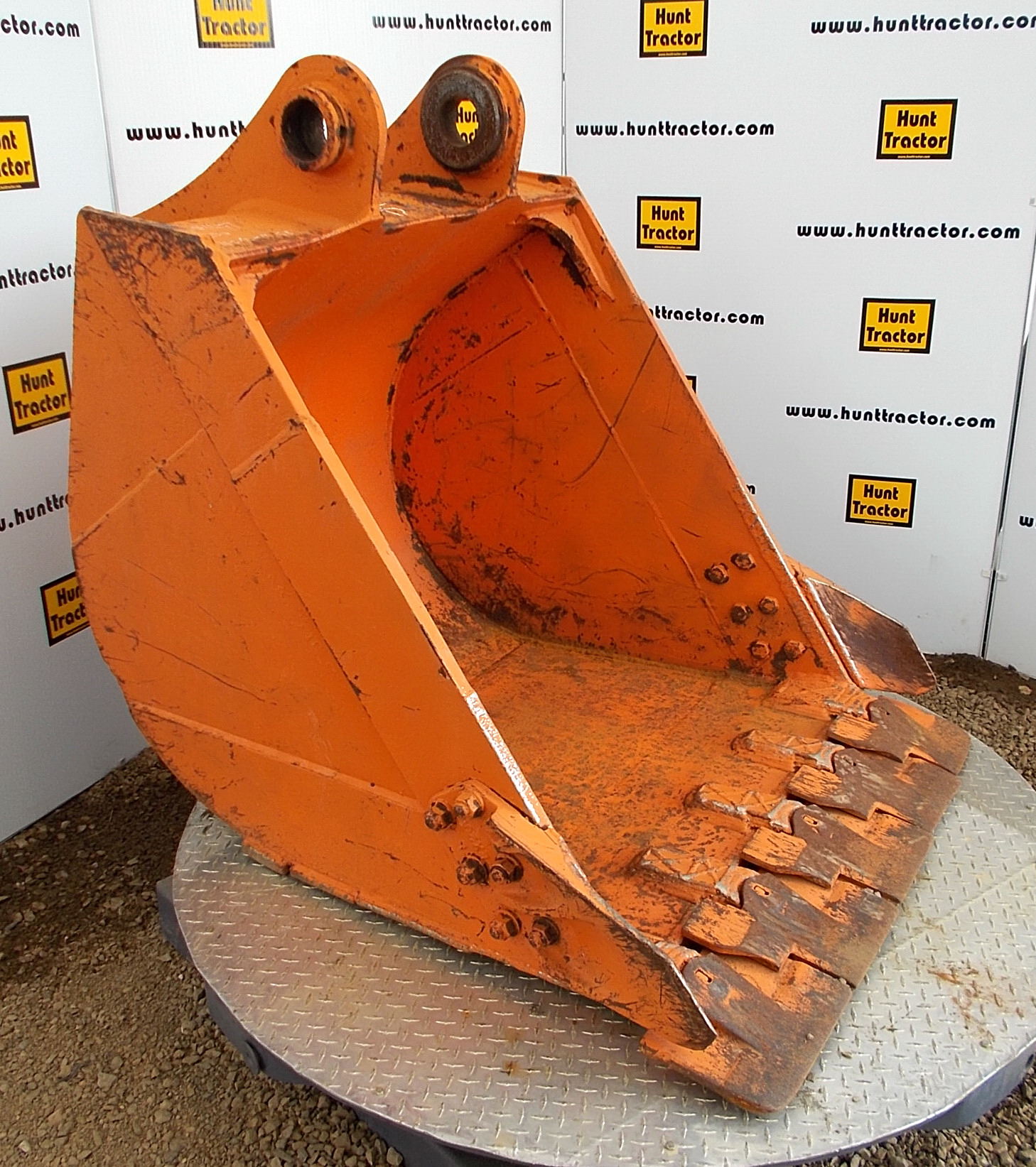 Attachment Zone - Used 42" Hitachi ZX225 Pin-On Excavator Bucket For Sale
